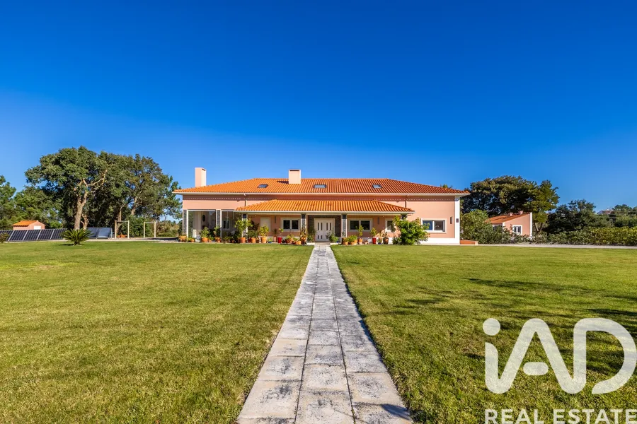 1 casa com piscina à venda em Santa Maria, São Pedro e Sobral da Lagoa ...